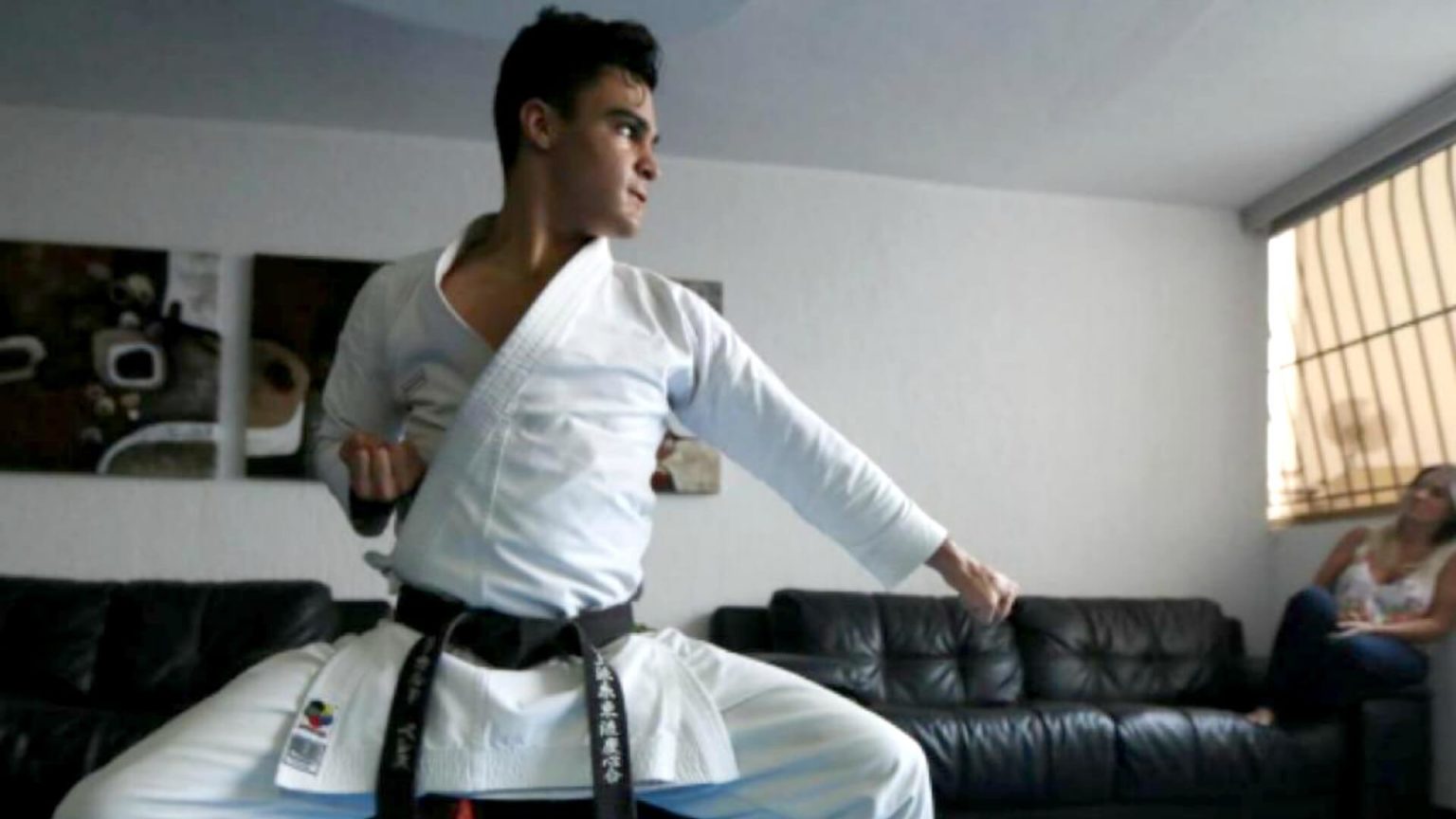 Campeón de karate continúa entrenando desde casa - Soy Positivo