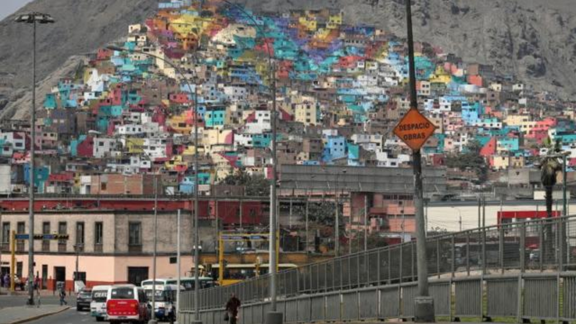 Enorme mural llena de colores la ciudad de Lima Perú - Soy Positivo
