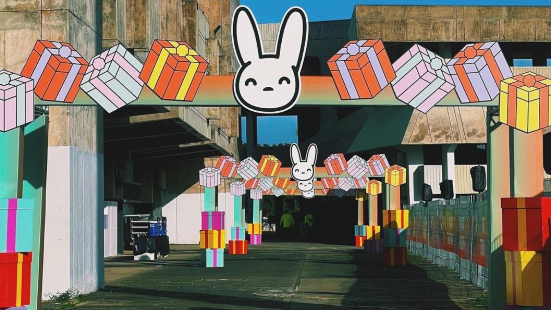 Bad Bunny entrega regalos a niños con su fundación "Good Bunny" - Soy ...